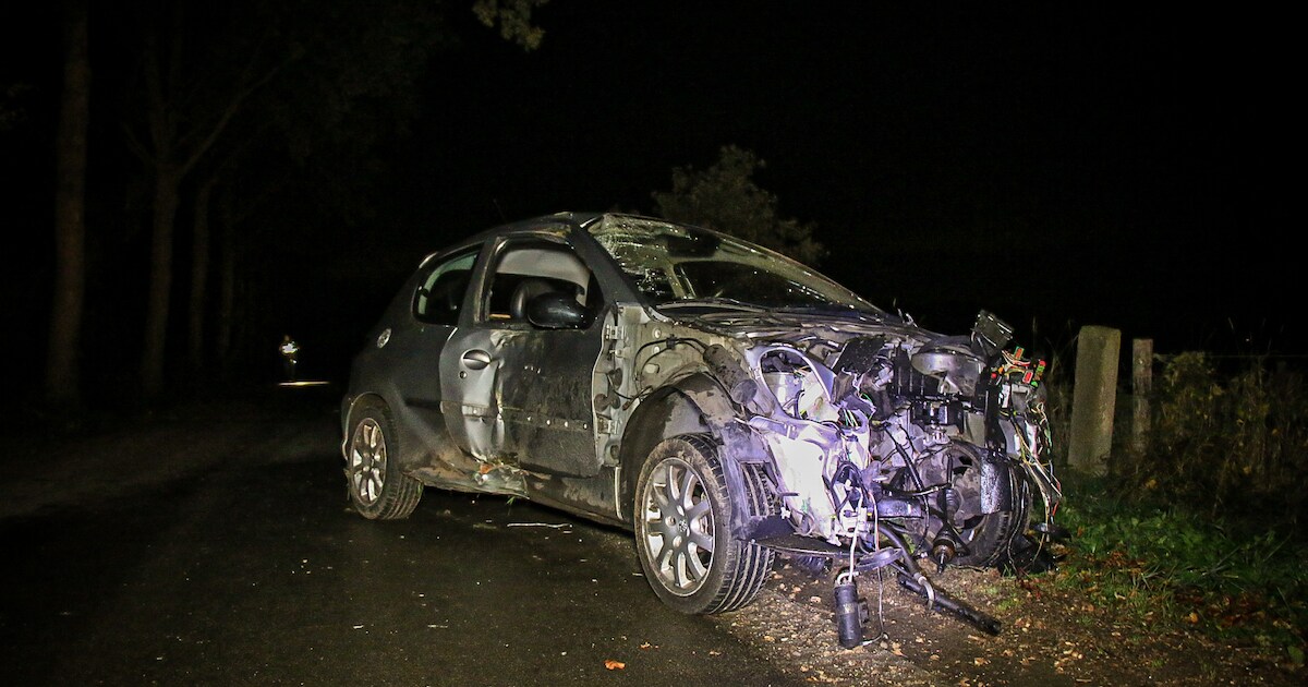Motorblok vliegt uit auto na harde klap in Toldijk | Regio | De Stentor.nl