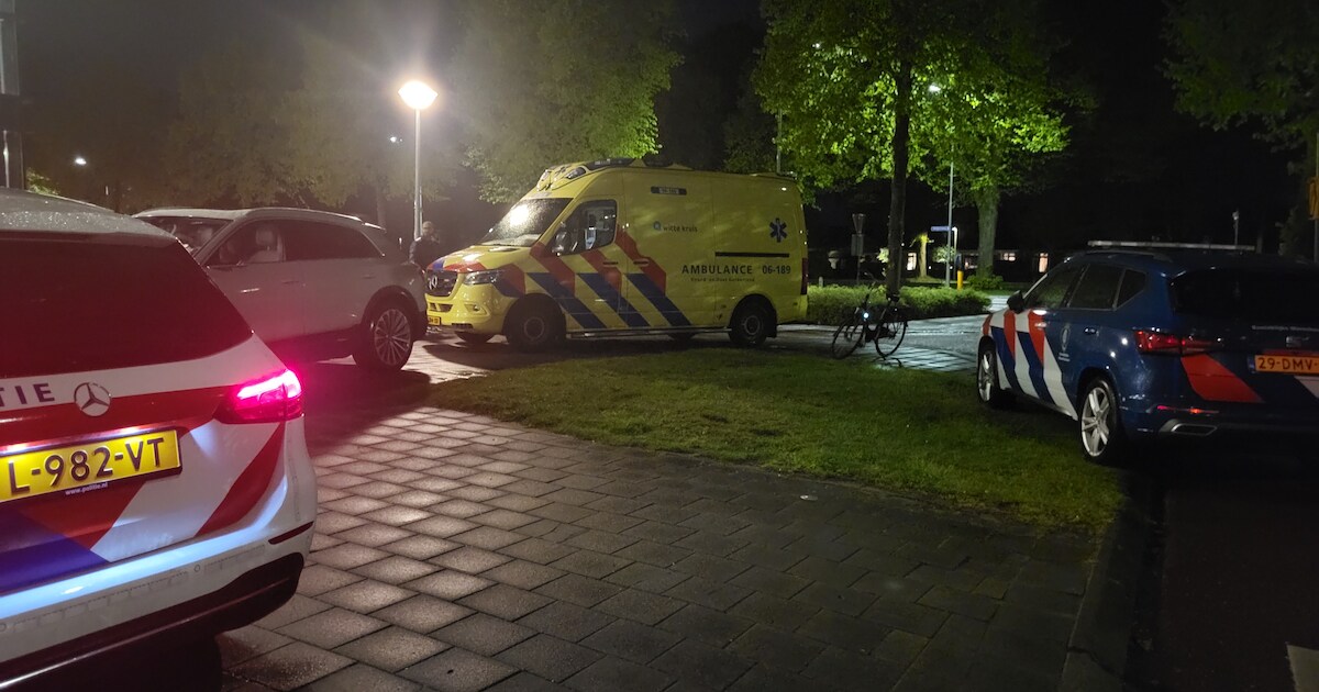 Auto en fietser botsen op rotonde in Harderwijk, fietser gewond naar ...