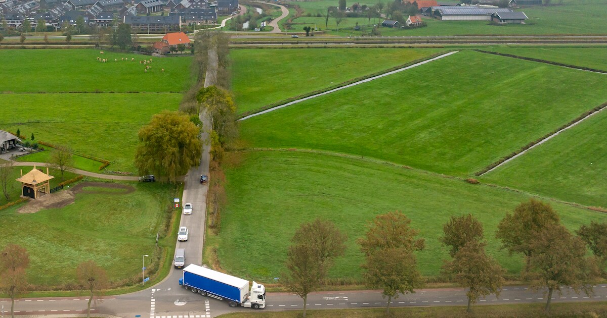 Streep door fietspad langs drukke weg bij Hasselt, ander voorstel om ...