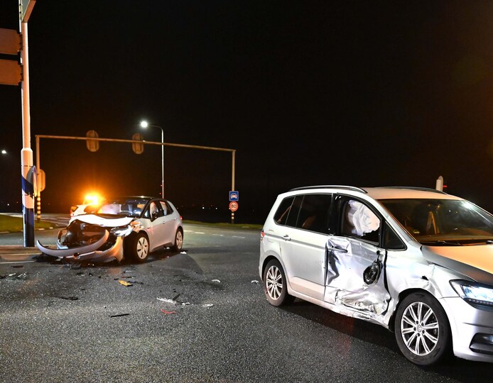 Twee gewonden bij botsing op kruispunt bij Biddinghuizen | Dronten | destentor.nl