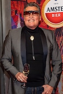 Wie draagt in vredesnaam van ’s morgens vroeg tot ’s avonds laat een ...