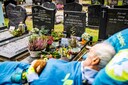 Chris (86) zat drie keer per dag bij het graf van zijn vrouw Riet ...