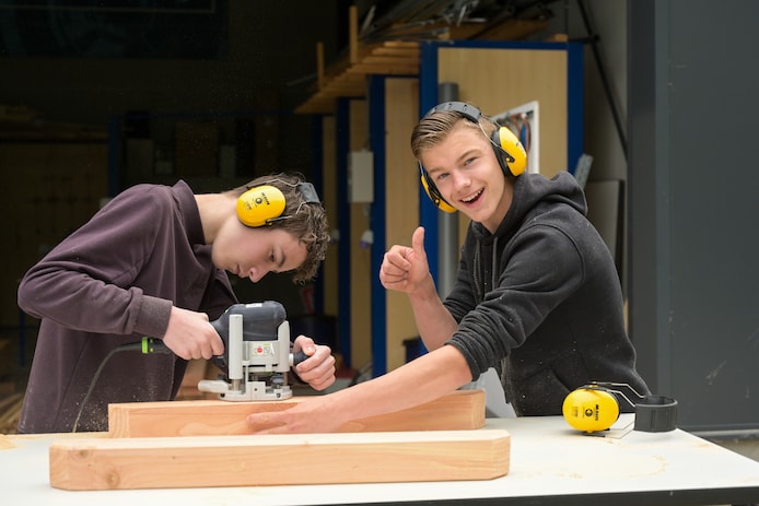 Techniekdagen voor leerlingen uit Epe: ‘Van boomstam tot picknickbankje ...