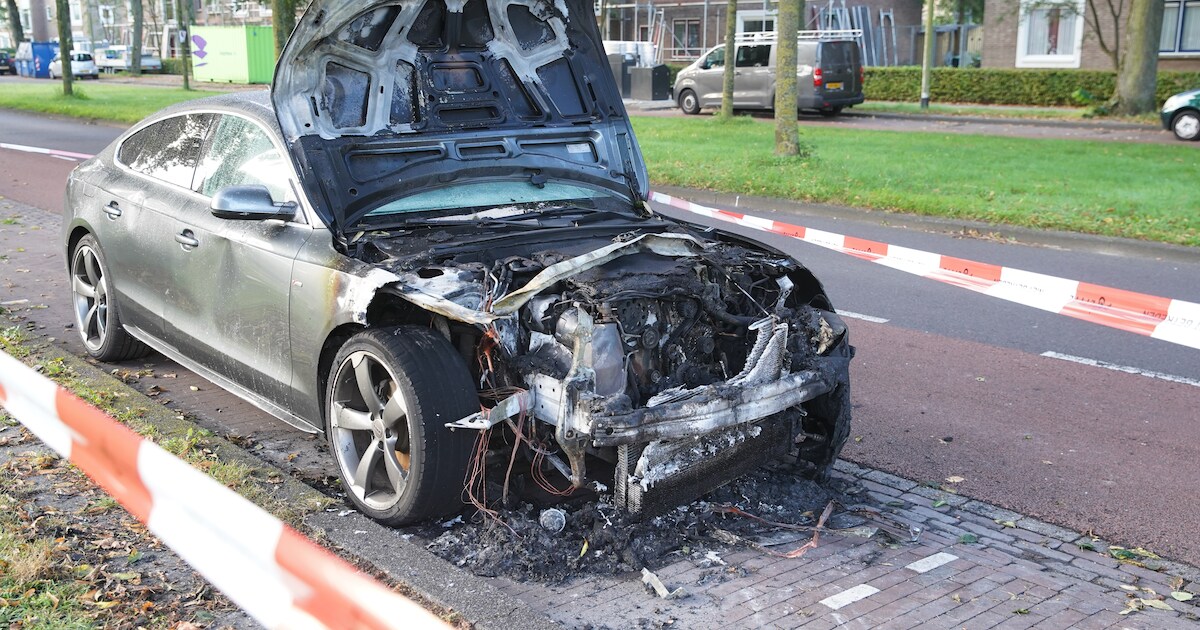 Auto brandt uit in Deventer, en dat is niet de eerste keer deze week ...