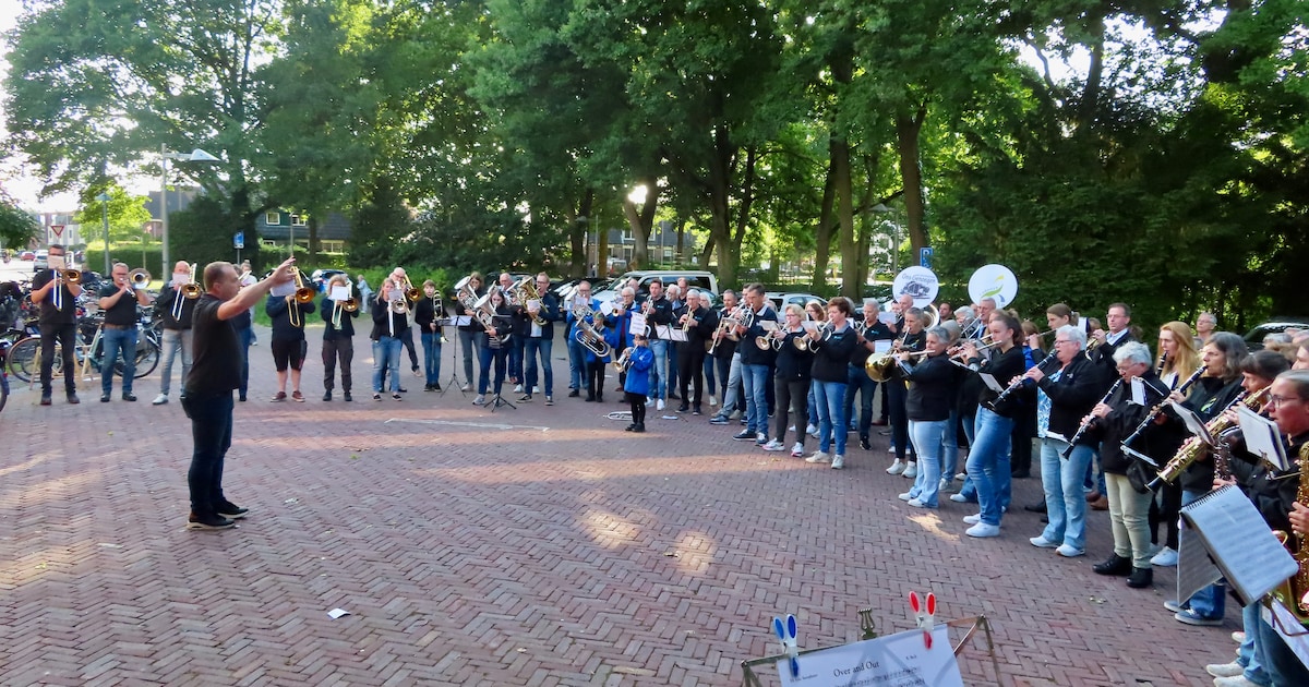Spontaan ‘verrassingsconcert’ voor politiek in Voorst, maar de reden ...