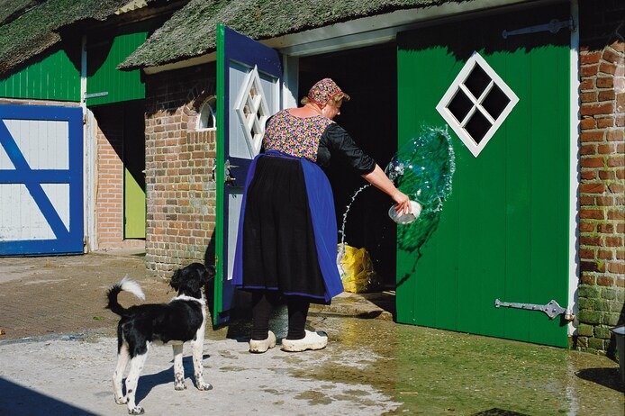 Fotograaf volgt vanuit boerderij leven in Staphorst: collectie te zien in museum én boek ...