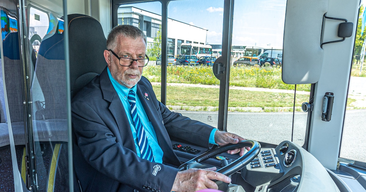 Bij zijn uitvaart staat een haltebord: de laatste stop van Harry. ‘Als ...