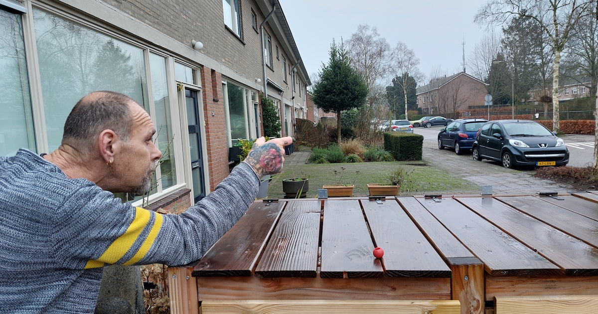 De straat wordt afgezet door de politie en Johan wordt aangehouden ...