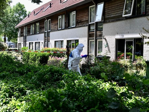 Politie onderzoekt doodsoorzaak vrouw bij huis in Zeewolde: man ...