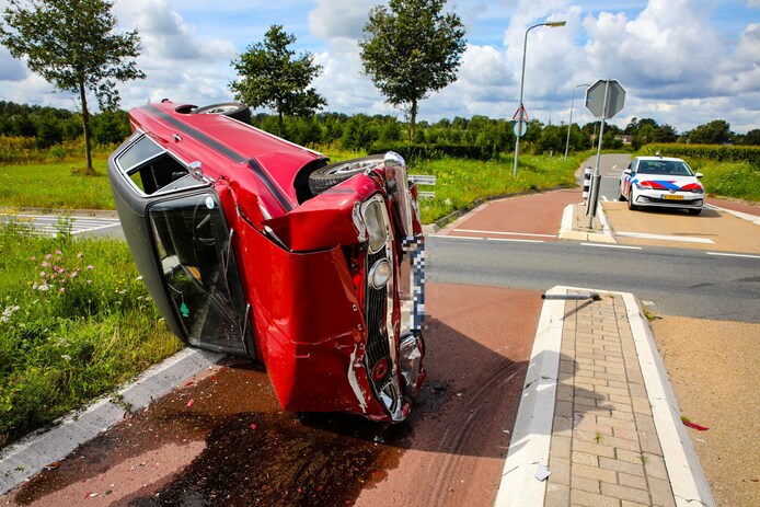 Zeldzame oldtimer total loss na ongeluk op berucht kruispunt in Epe | 112 nieuws Epe | destentor.nl