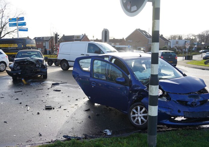 Vier gewonden bij flinke botsing op druk kruispunt in Hasselt | Zwartewaterland | destentor.nl