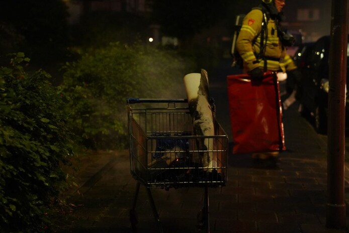 Vuur, rook en een brandend winkelwagentje zorgen voor onrust bij ...