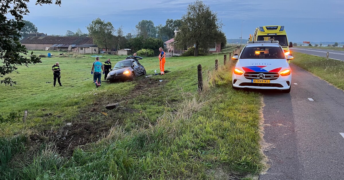 Automobilist raakt van de weg en eindigt in een weiland tussen Deventer ...