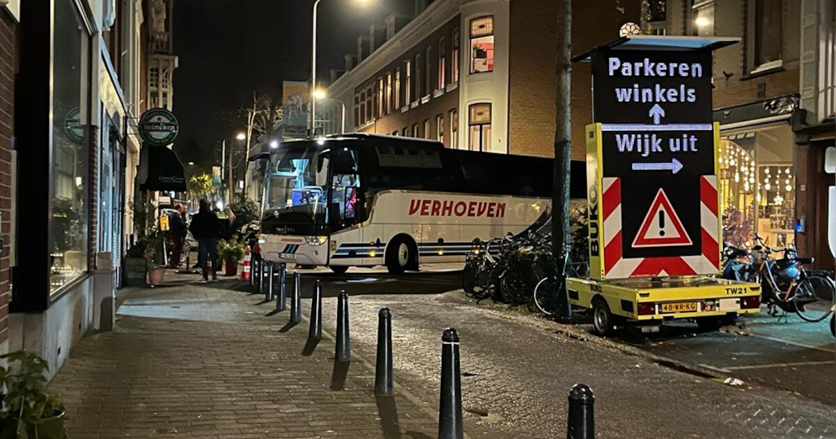 Belgische touringcar rijdt zich vast in smalle straatjes Den Haag ...