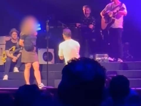KIJK | Vrouw weigert aanzoek tijdens concert Miss Montreal: ‘Kan het ...