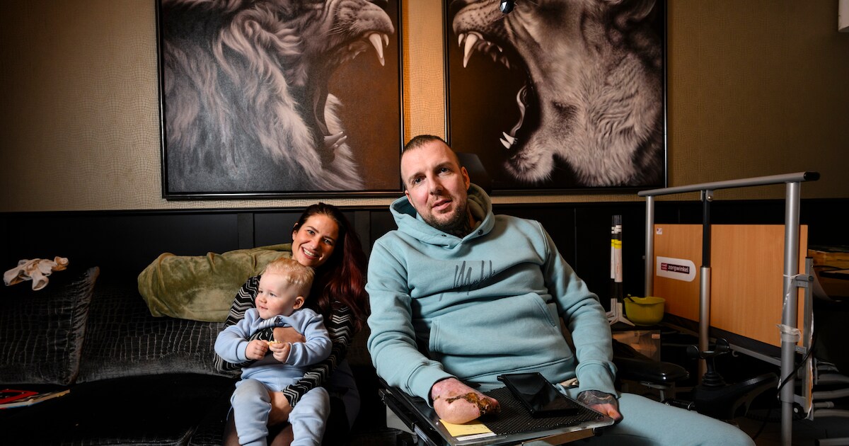 Door vleesetende bacterie gaat Kevin zonder vingers door het leven, nu tikt hij weer berichten ...