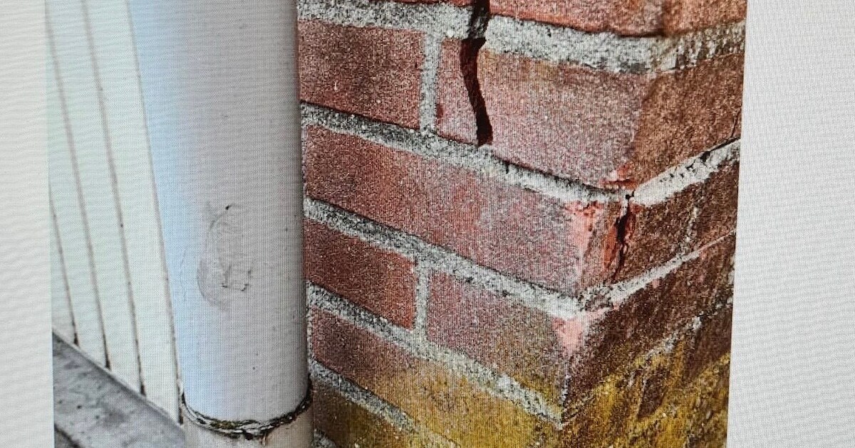 Bestuurder veroorzaakt schade aan muur in Kampen en laat auto achter ...