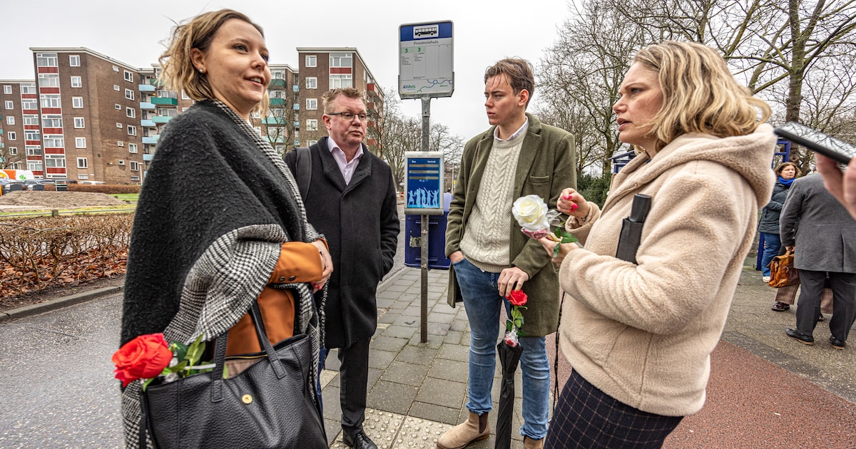Bus komt niet, Overijsselse Statenleden ervaren chaos busvervoer aan den lijve bij werkbezoek ...