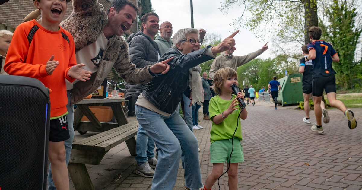 Als de lopers op De Worp kapot gaan, schreeuwt Joes (4) ze richting de ...
