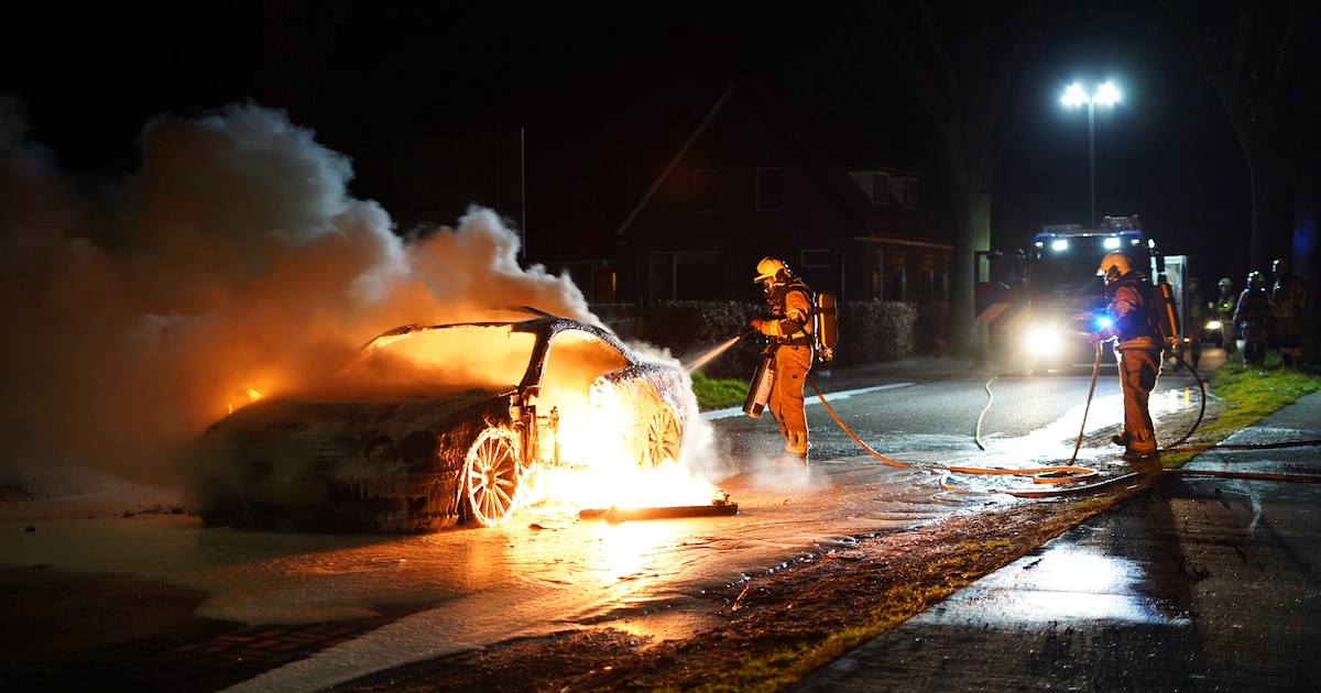 Rijdende auto vat vlam in Olst en brandt volledig uit | Regio | De ...