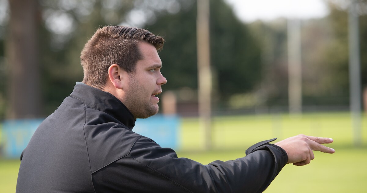 Broekland-trainer Nick Witteveen (26) staat liever langs de kant dan ...