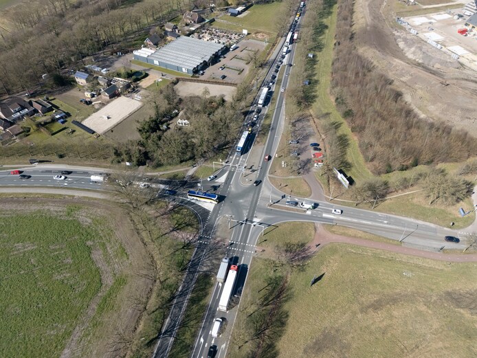 Politiek Raalte is vertraging over aanpak berucht kruispunt een keer beu: ‘Wanneer worden wij ...