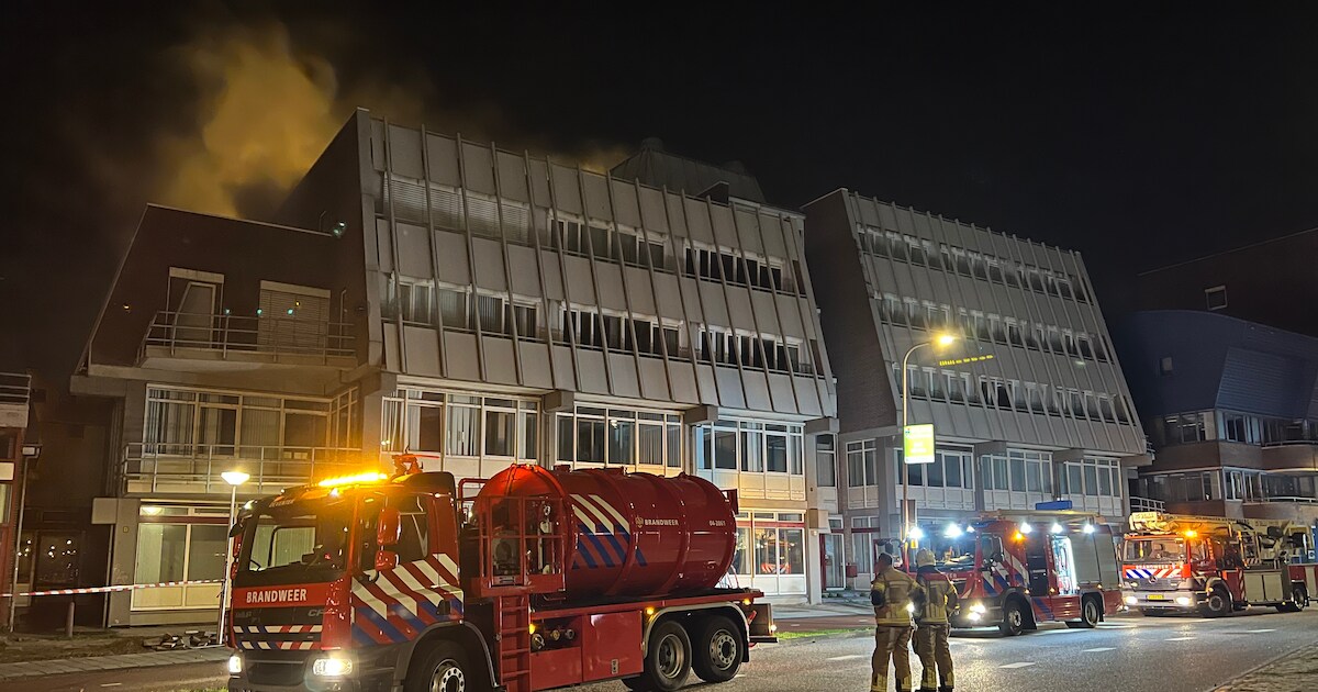 Dikke rookpluimen uit leegstaand pand bij brand aan Handelskade in Deventer | 112 nieuws ...