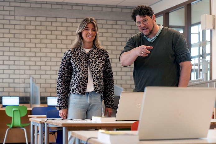 Als Lisan en Roel je tijdens de examens betrappen, zit je in de ...