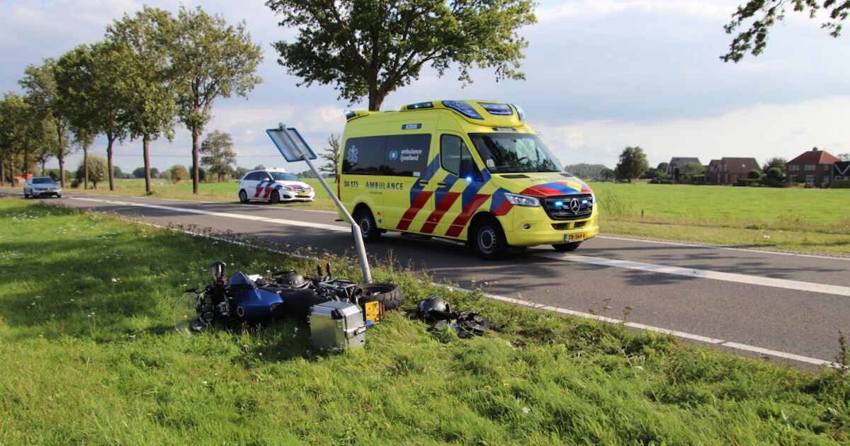 Auto rijdt motor aan op kruising in Wijhe: één persoon naar het ...