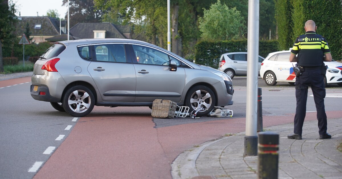 Auto rijdt over fiets heen op kruising in Wilp, maar fietser blijft ...