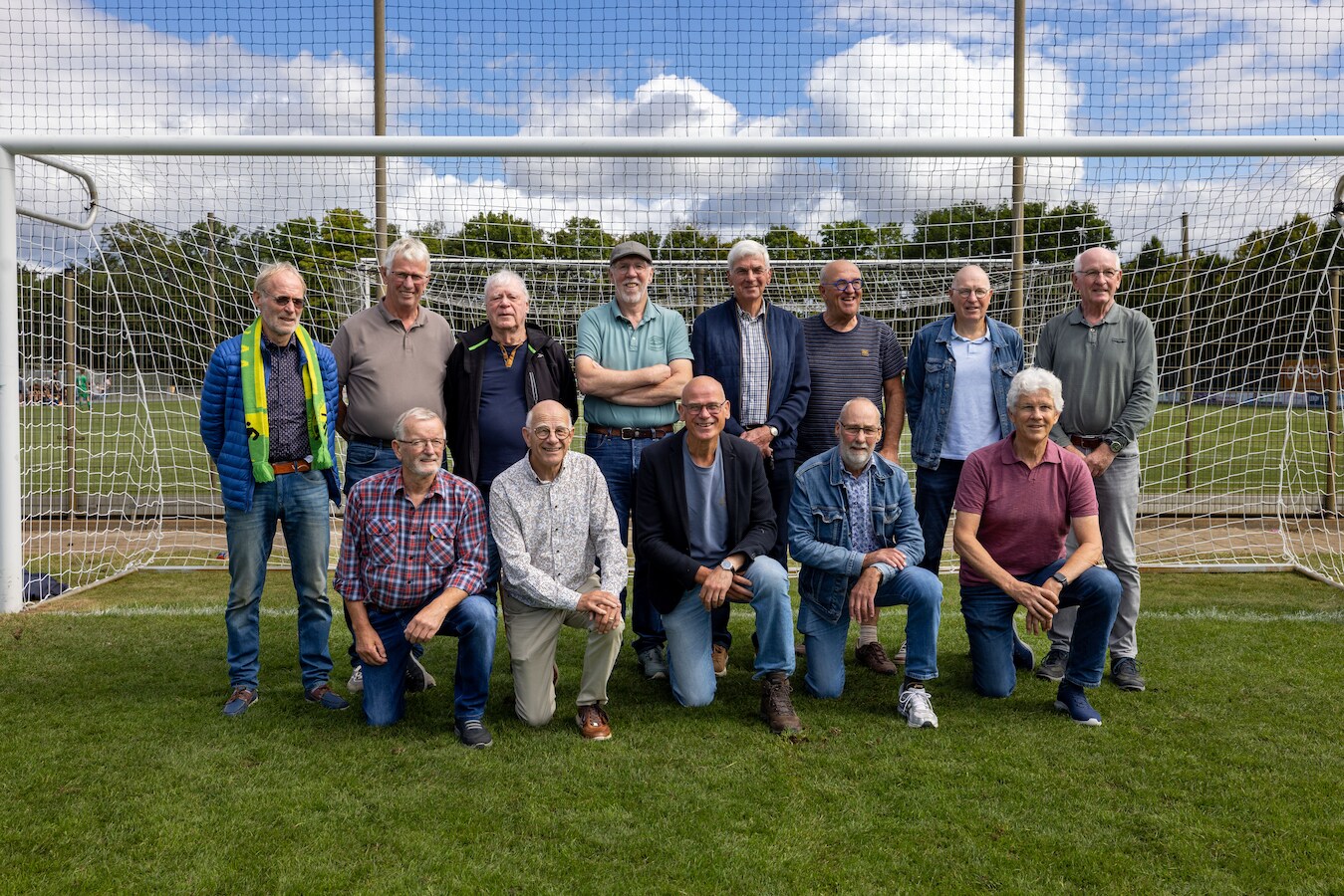 Met een brok in de keel: voetbal­lers van 50 jaar geleden zien elkaar ...