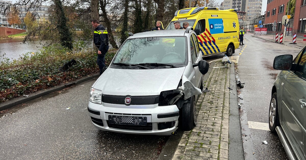 Auto botst eerst tegen fietser en beukt vervolgens verkeerslicht uit de grond in Deventer | 112 ...