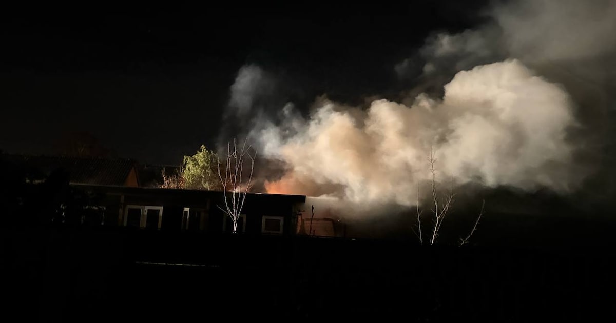Flinke rookpluimen in Hattem: twee schuren betrokken bij brand | 112 ...