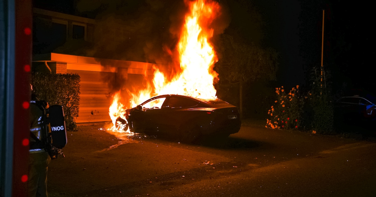 Tesla brandt helemaal uit in Ugchelen: metershoge vlammen en explosies ...