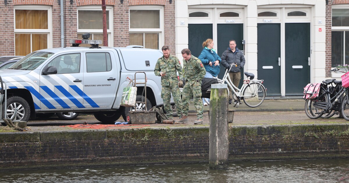 EOD onderzoekt uit het water gevist explosief in Amsterdam | Lelystad ...