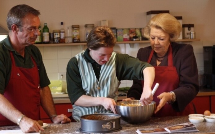 Koningin bakt appeltaart in Loenen | Apeldoorn | destentor.nl