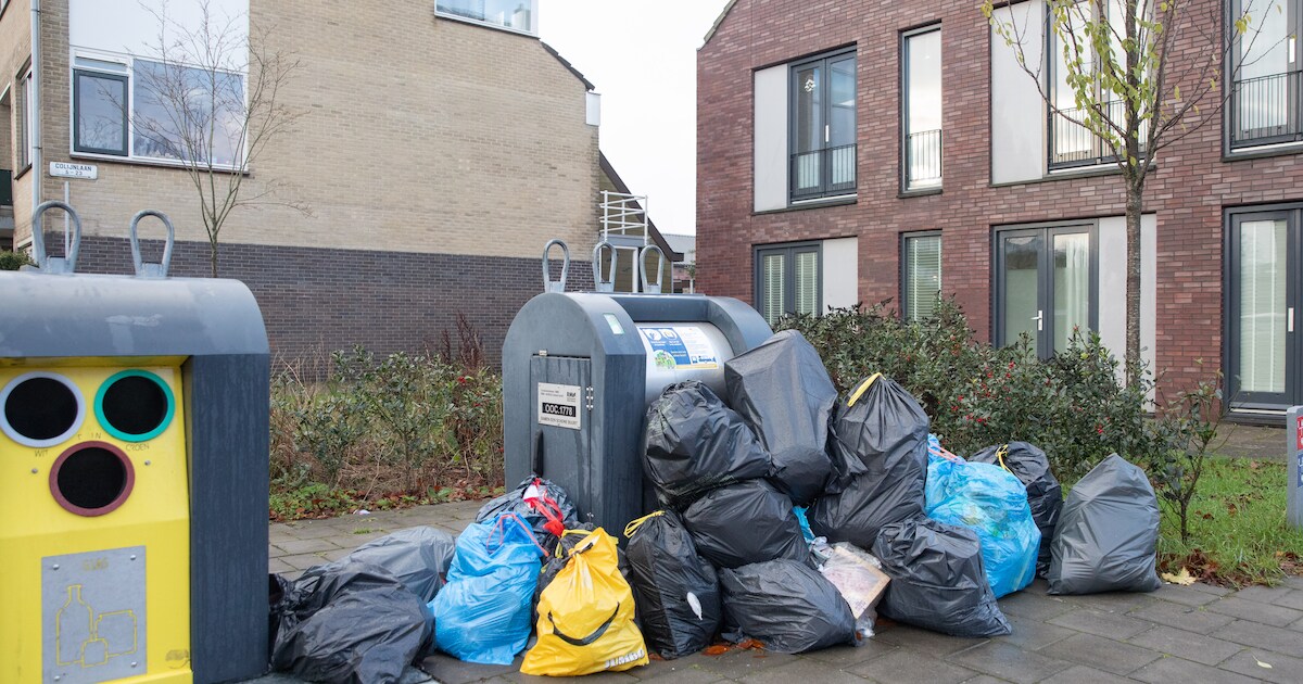 Een hoop afval rond containers in een hoop steden, maar de aanpak van ...