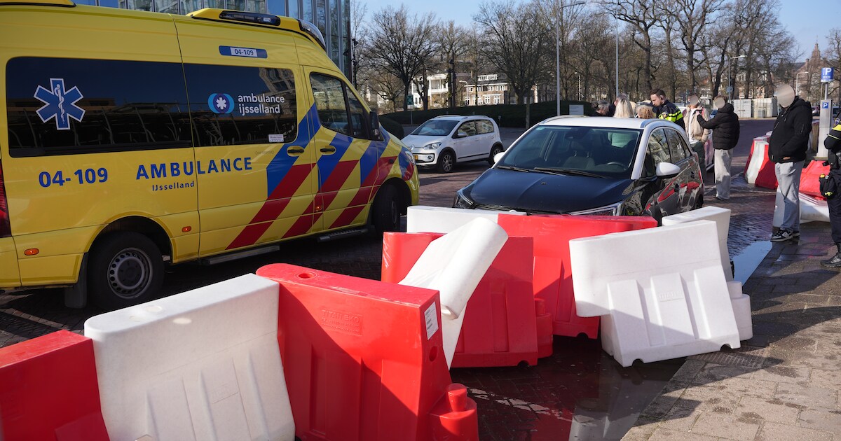 Bestuurder gewond bij botsing op afzetting in Zwolle | Regio | De ...