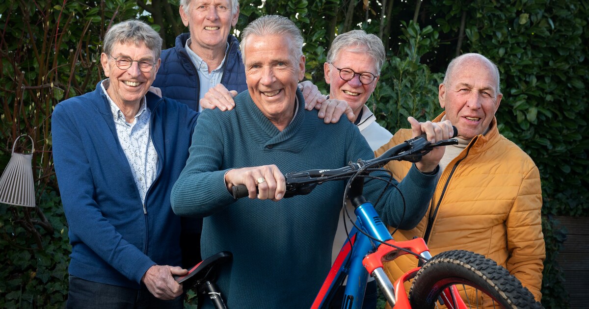 ‘Ik voel me niet goed’, zegt Gerald (74). Dan komen zijn vrienden in ...