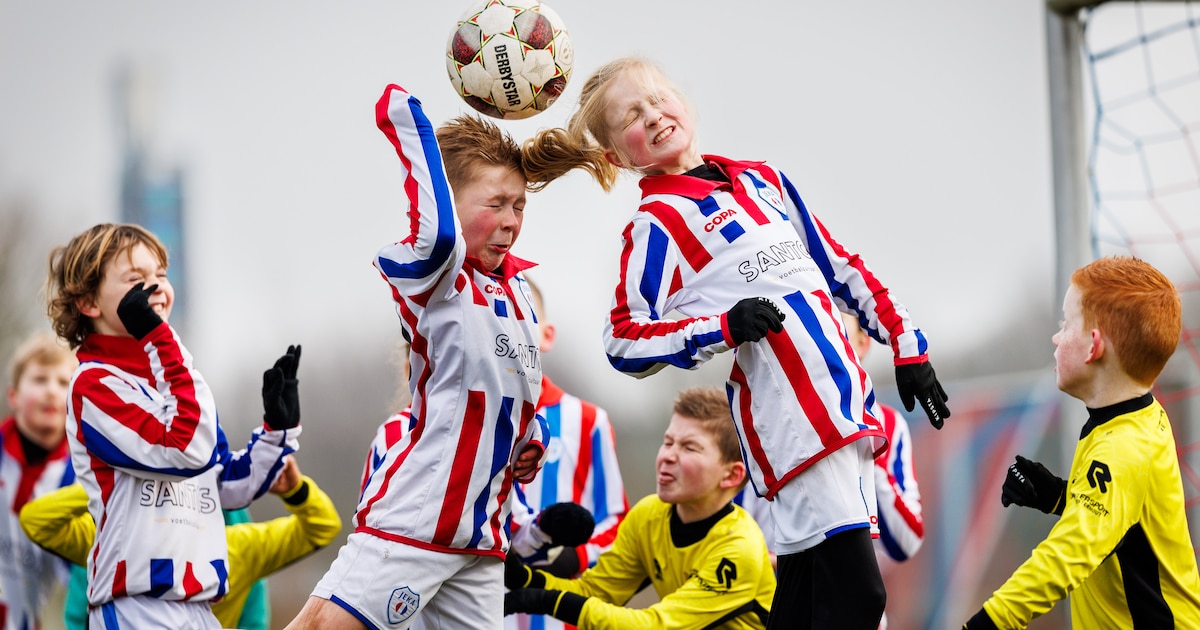 Kappen met koppen? Voetbal staat voor een dilemma en dat merk je langs ...
