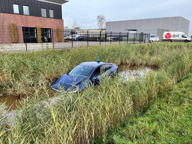 Lesauto belandt in de sloot: ‘Het was net haar eerste les’ | Regio | De ...