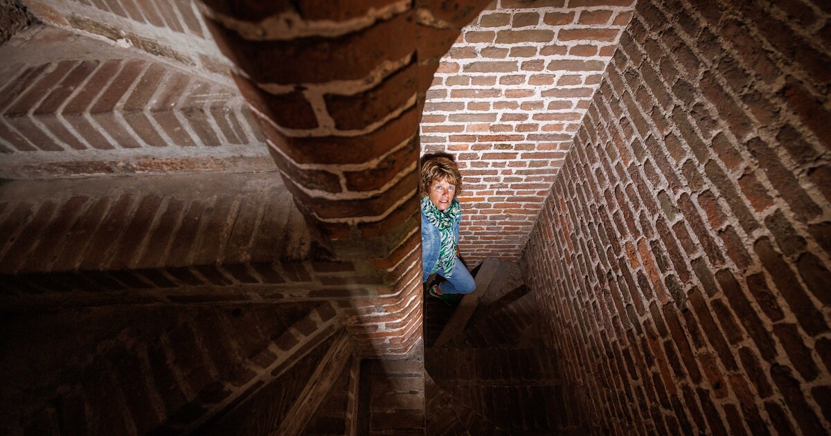Tijdens haar dienst beklimt Ina twee keer per dag de hoogste kerktoren ...