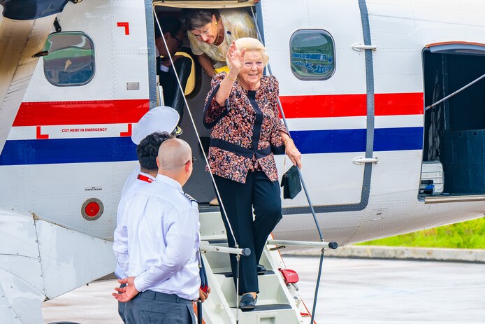 Bijzondere ontvangst voor Beatrix op 's werelds kortste landingsbaan ...