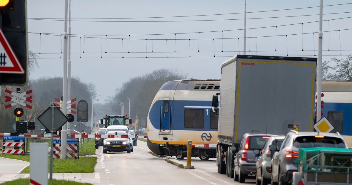 Wij Putten luidt noodklok over verkeersdrukte door terugkeer spitstrein: ‘Dringend oplossing ...