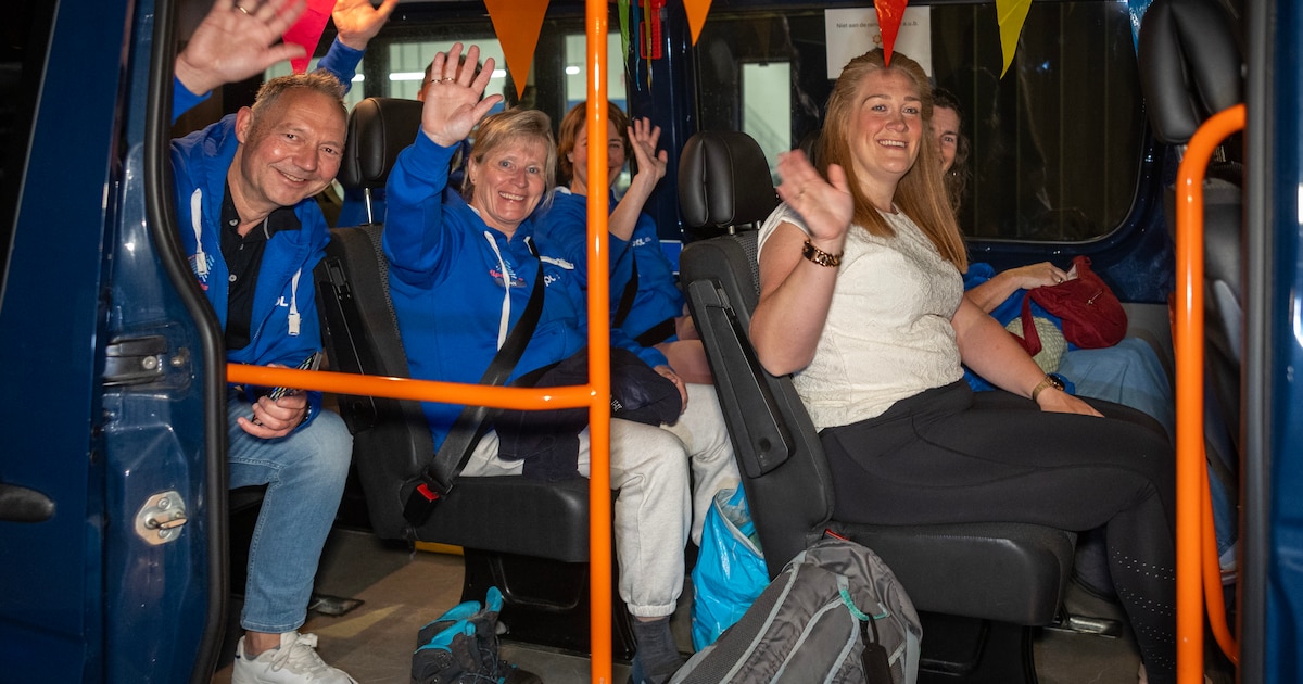 Midden in de nacht vertrekt het halve bedrijf uit Hengelo naar Alpe d ...