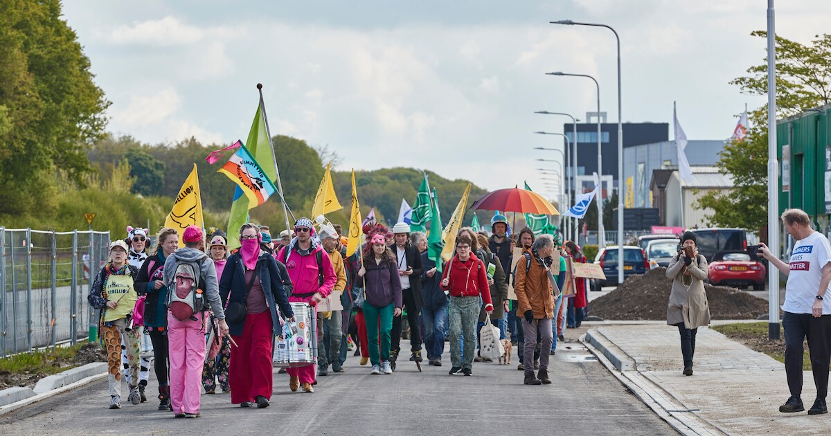 Extinction Rebellion trekt met klimaatliedjes door Lochem met ...