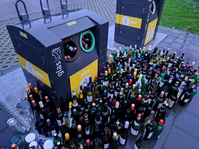 Glasbak in Emmeloord zat muurvast en ramvol, en dit was (binnen een ...