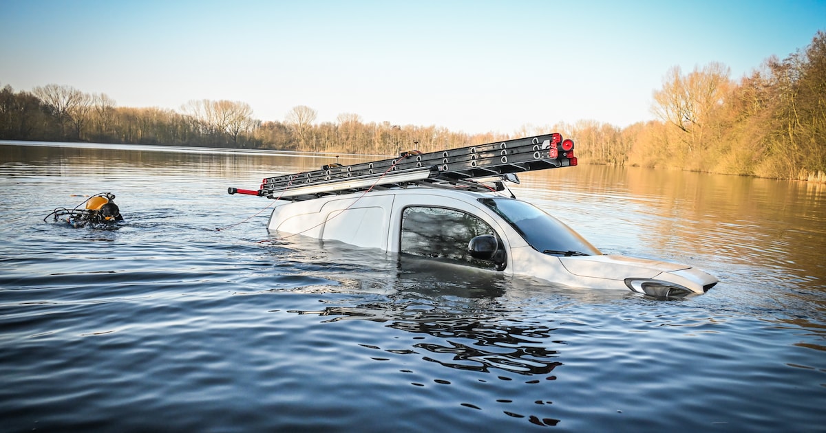 Plaspauze gaat mis: auto verdwijnt zeven meter diep in meer ...