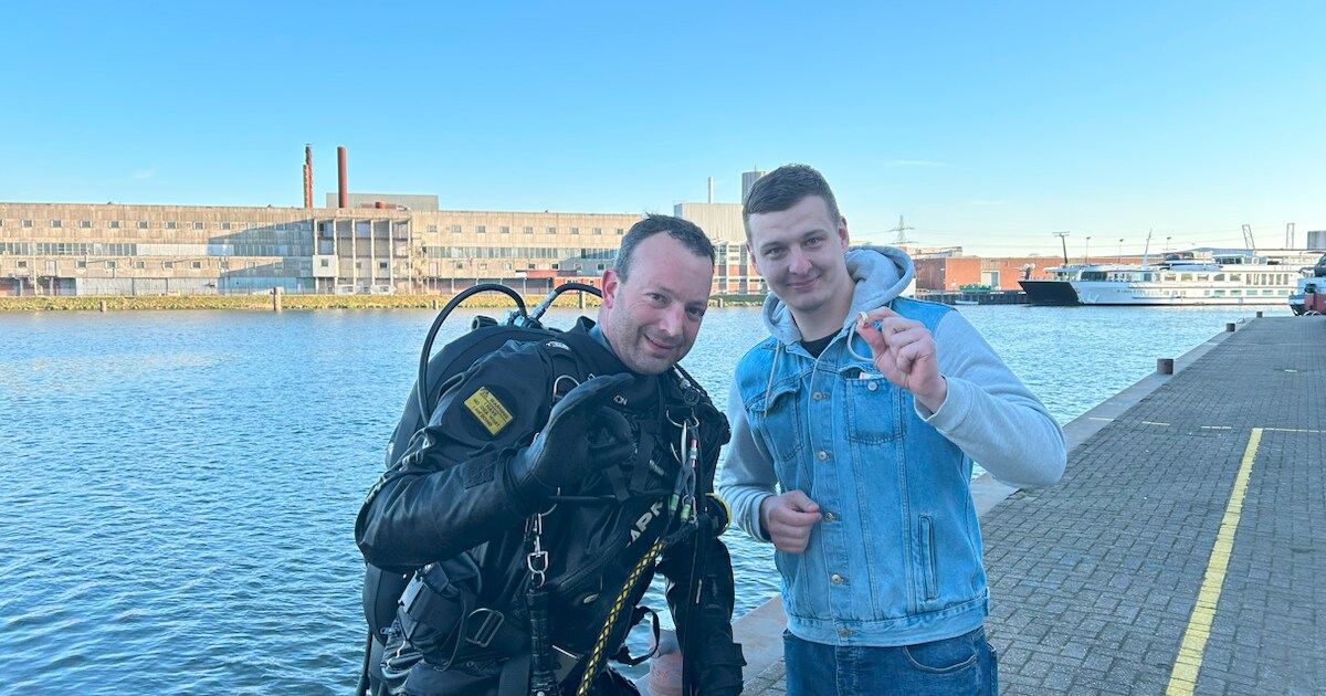 Lukasz (33) gooit per ongeluk trouwring in water, duikers schieten te ...