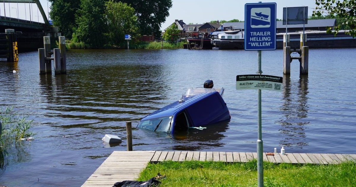 Jeroen wil bootje het water in laten zakken, maar dat gaat mis: 'Busje ...